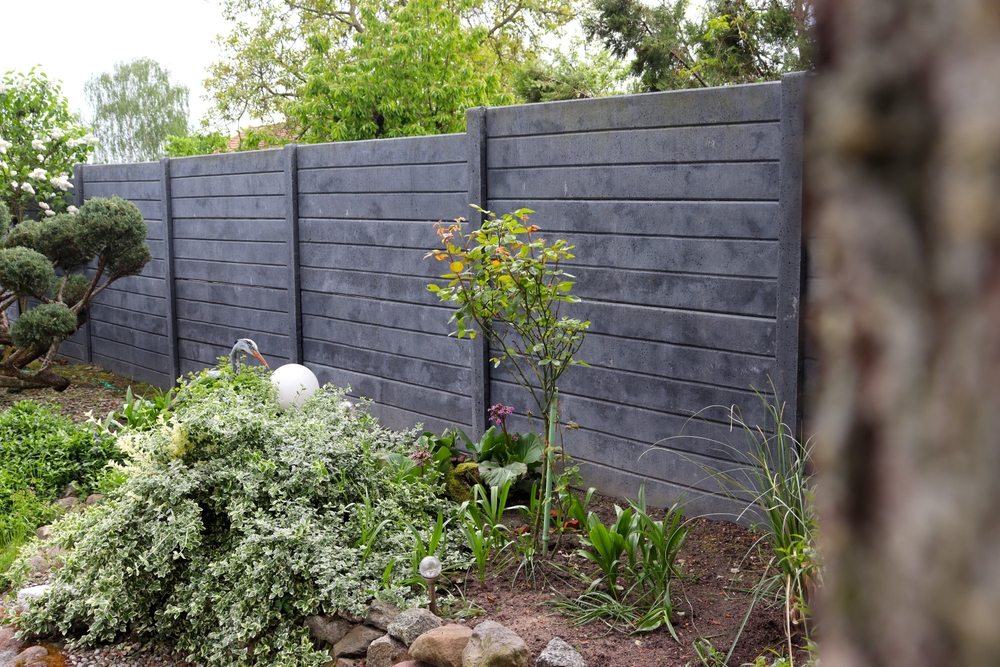 Clôturer son jardin soi-même : solutions simples et abordables